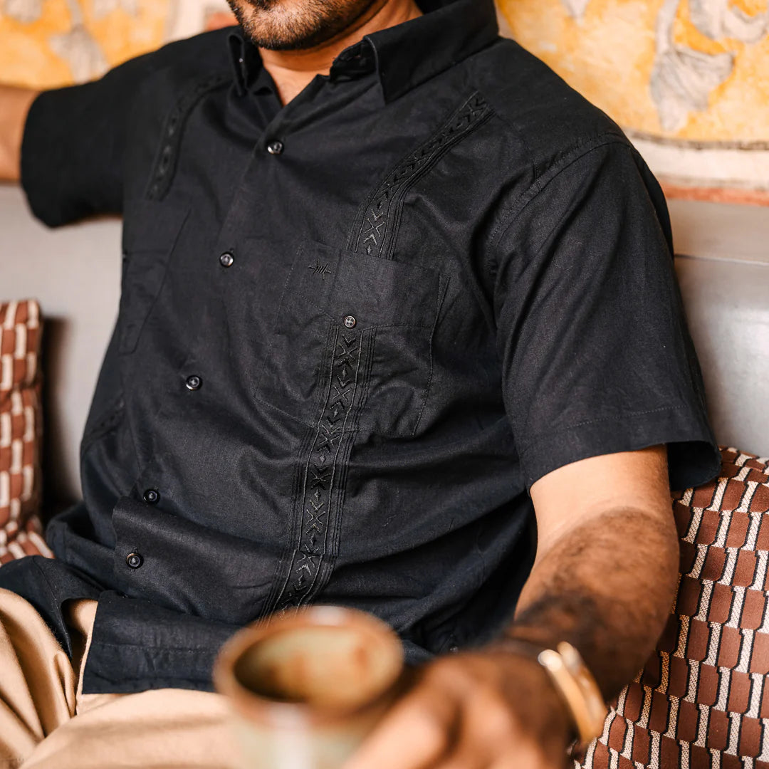 Tejas Guayaberas (Linen) – 11th Street Cowboy Bar - El Vaquero Bandera, LLC